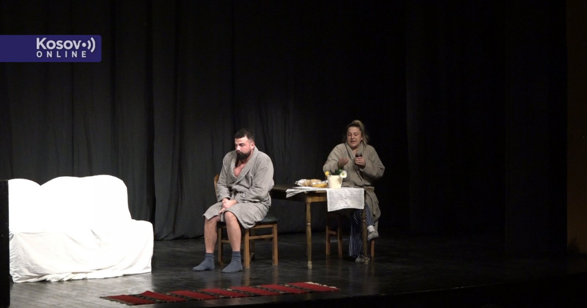 (Foto) Publika u Leposaviću uživala u pozorišnoj komediji „Večeras smo sami“ - Kosovo Online