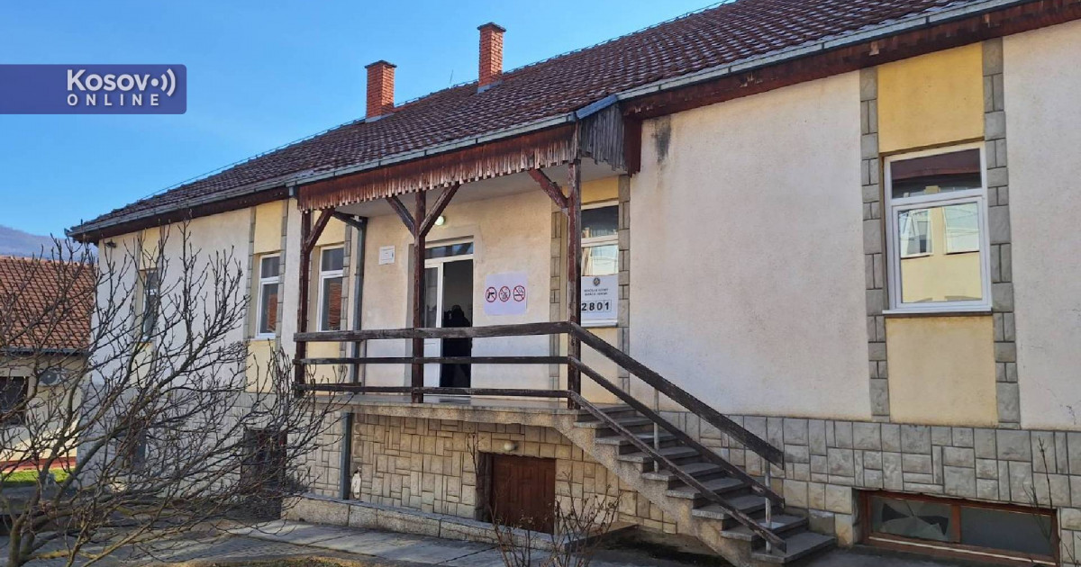 Skinuta zastava Srbije sa OŠ „Jovan Cvijić“ u Zubinom Potoku - Kosovo ...