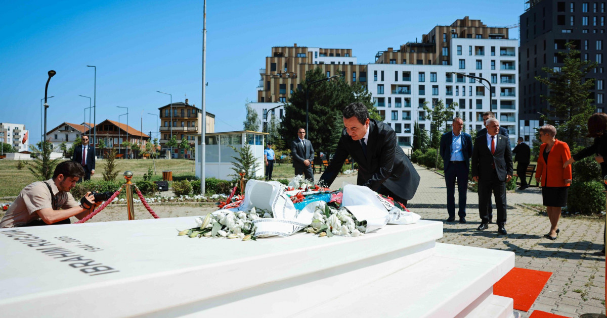 Kurti položio cveće na grobove Rugove i Demaćija - Kosovo Online