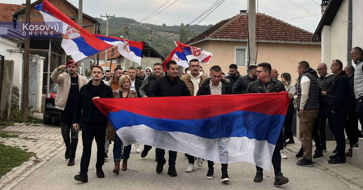Srbi iz Gornjeg Kusca u Novom Brdu sa zastavama na glasanje - Kosovo Online